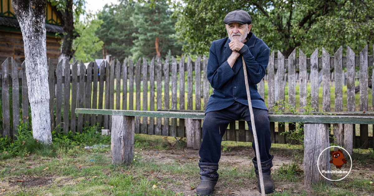 Senelis sėdėjo ant suoliuko šalia savo seno namo ir galvojo, kaip jis ...