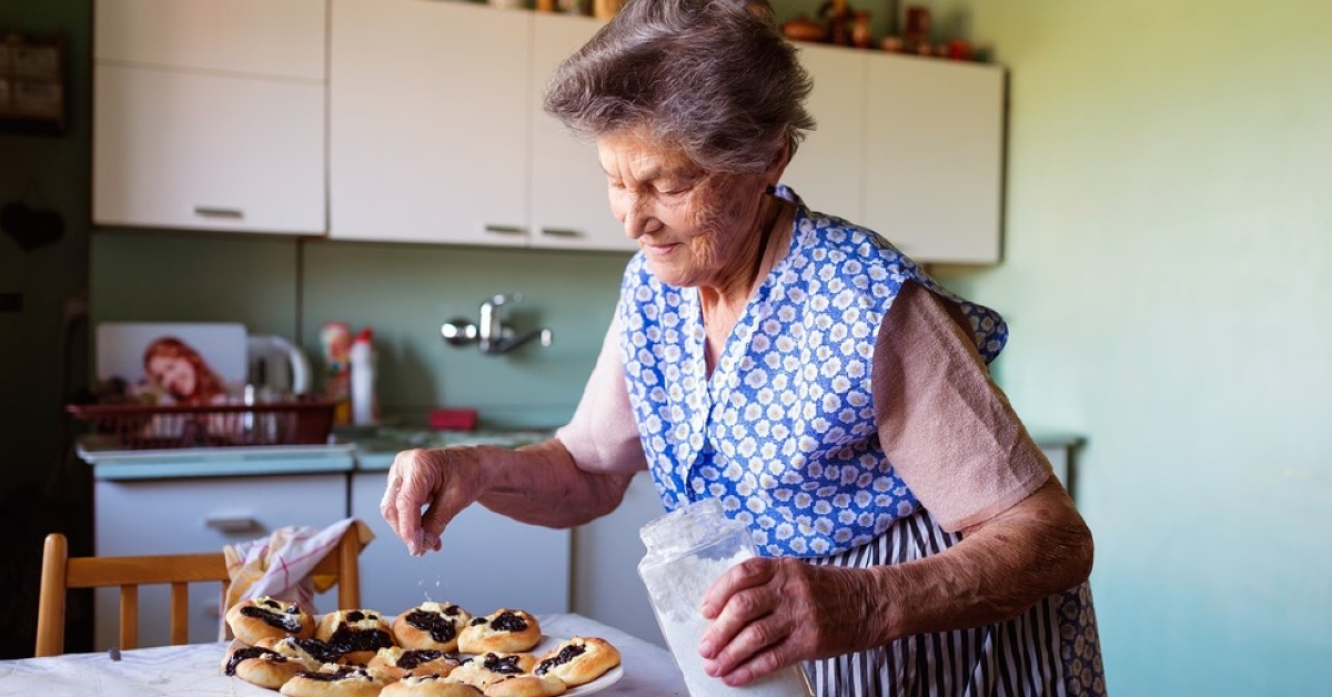 Grįžtu vakare namo, o anyta stovi prie viryklės, verda barščius ir kepa ...